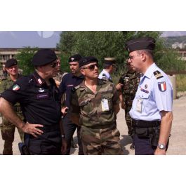 ImagesDéfense - Un officier des carabinieri italiens discute avec le ...
