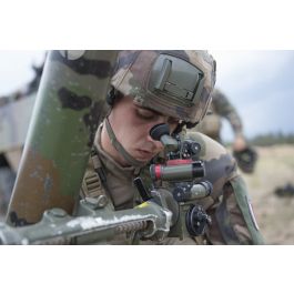 ImagesDéfense - Le tireur-pointeur d'un mortier de 81 mm léger long ...