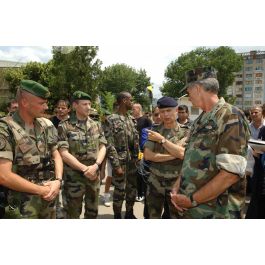 ImagesDéfense - Le général Valentin, commandant la KFOR, explique la ...