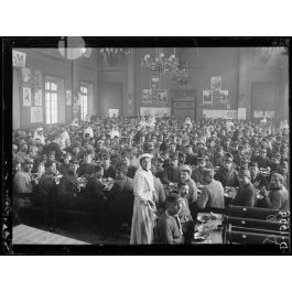 ImagesDéfense - Rennes, hôpital n°1 (lycée). Le réfectoire. [légende d ...