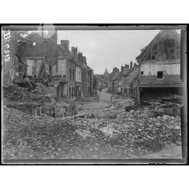 ImagesDéfense - Roye, Somme, la rue de Paris. [légende d'origine]