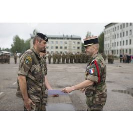 ImagesDéfense - Le lieutenant-colonel Rémi Scarpa remet une lettre de ...