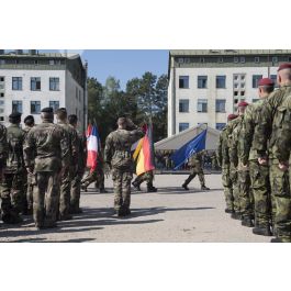 ImagesDéfense - Mise en place de la section des portes-drapeaux lors d ...