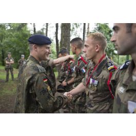 ImagesDéfense - Le lieutenant-colonel Wolf Rudiger Otto remet une ...