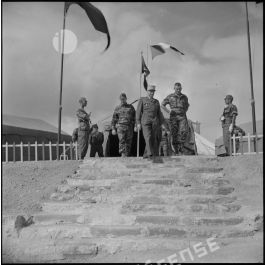 ImagesDéfense - Autorités militaires au commando Georges. Sur la droite ...