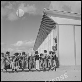 ImagesDéfense - Elèves en rang devant l'entrée de leur salle de classe ...
