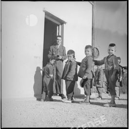 ImagesDéfense - De jeunes élèves en rang devant l'entrée de leur salle ...