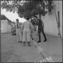 ImagesDéfense - [Visite du général d'armée Le Puloch. Il salue le ...