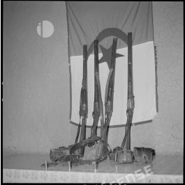 ImagesDéfense - [Armement et drapeau du FLN saisis après une opération ...