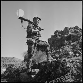 ImagesDéfense - [Soldat du commando Cobra posant avec son fusil lors d ...