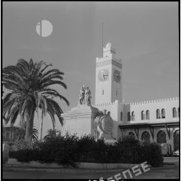 ImagesDéfense - [La façade principale de la gare ferroviaire d'Oran.]