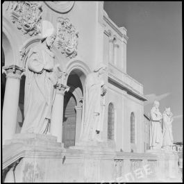ImagesDéfense - [Statues devant la façade principale de la cathédrale ...