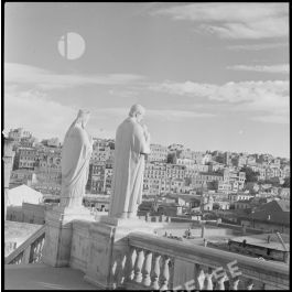 ImagesDéfense - [Statues devant la façade principale de la cathédrale ...