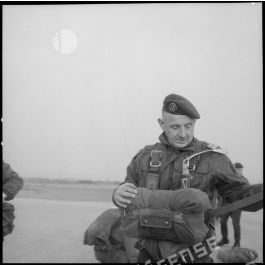 ImagesDéfense - [Colonel Marcel Bigeard préparant son parachute à l ...