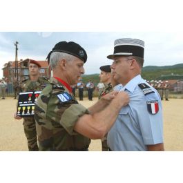 ImagesDéfense - Le général Valentin remet la médaille d'officier de la ...