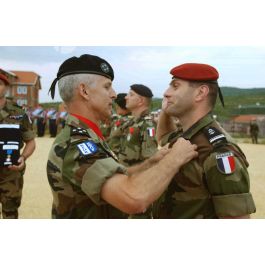 ImagesDéfense - Le général Valentin remet la médaille militaire au major.