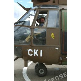 ImagesDéfense - Portrait des deux pilotes dans le cockpit du Puma.