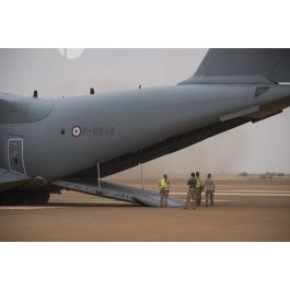 ImagesDéfense - Ouverture de la soute d'un avion cargo A400M en transit ...