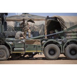 ImagesDéfense - Mécaniciens en intervention technique sur un camion PPLOG (porteur polyvalent ...