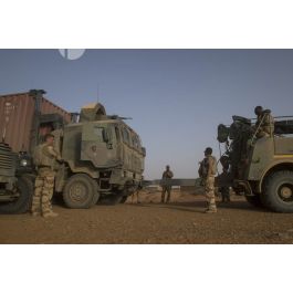 ImagesDéfense - Déploiement d'un dispositif de dépannage d'un camion PPLOG (porteur polyvalent ...