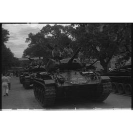 ImagesDéfense - Défilé des chars M24 Chaffee le 14 juillet 1951 à Hanoï.