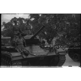 ImagesDéfense - Défilé des chars M24 Chaffee le 14 juillet 1951 à Hanoï.
