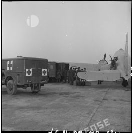 ImagesDéfense - Des ambulances de la Croix-Rouge et un avion sur le ...