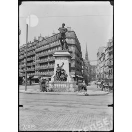 ImagesDéfense - Paris. Place Maubert. Statue Etienne Dolet. [légende d ...