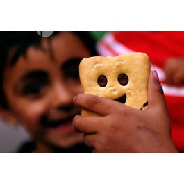 ImagesDéfense - De jeunes enfants roms ont ouvert les paquets de ...
