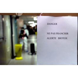 ImagesDéfense - Délimitation de la zone de sécurité et affiche ...
