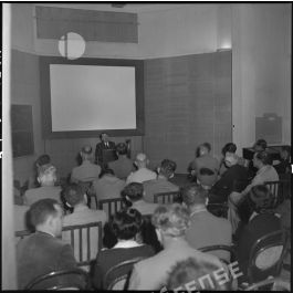 ImagesDéfense - M. Filliozat pendant sa conférence au musée Louis Finot.