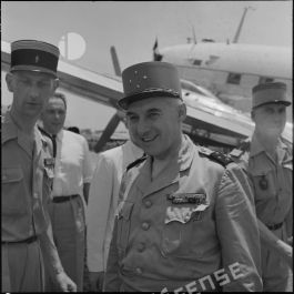 ImagesDéfense - Le général Navarre à son arrivée sur l'un des ...