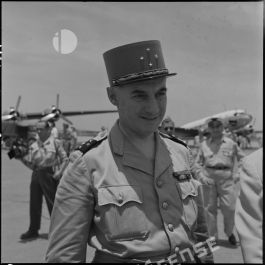 ImagesDéfense - Le général Navarre à son arrivée sur l'un des ...