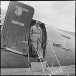 ImagesDéfense - Arrivée du général Navarre à Hanoï.