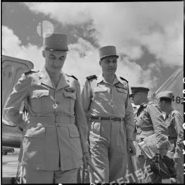 ImagesDéfense - Le général Navarre, commandant en chef en Indochine, et ...