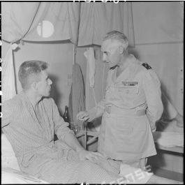 ImagesDéfense - Le général Navarre, commandant en chef en Indochine, en ...
