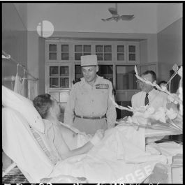 ImagesDéfense - Remise de décorations à un capitaine des forces du ...