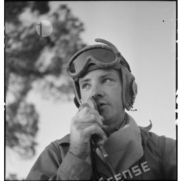 ImagesDéfense - Un chef de char Sherman M4 est en liaison radio depuis ...