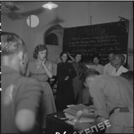 ImagesDéfense - Des réfugiés sont informés des conditions de leur ...