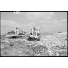 ImagesDéfense - Le nivellement d'un terrain par le 17e RGP au Liban.
