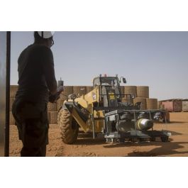 ImagesDéfense - Un chariot téléscopique Caterpillar TH514C transporte ...