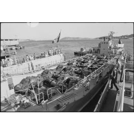 ImagesDéfense - Chargement d'un bâtiment EDIC à bord du TCD Orage.