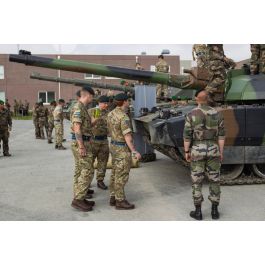 ImagesDéfense - Des soldats du Queen's Royal Hussars visitent un char ...
