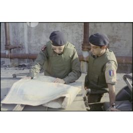 ImagesDéfense - Le colonel Piroth et le lieutenant Cosin étudiant une ...