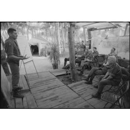 ImagesDéfense - Briefing au 1er RHP en présence du général Imbot, Beyrouth.