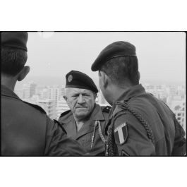 ImagesDéfense - Le général Imbot lors de sa visite au 6e RIP, Beyrouth.