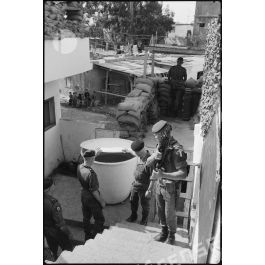 ImagesDéfense - Visite du général Imbot au poste Pirogue, Beyrouth.