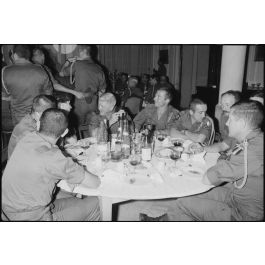 ImagesDéfense - Le général Imbot à table, Beyrouth.