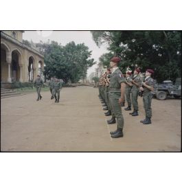 ImagesDéfense - Le général Imbot passant en revue des parachutistes ...