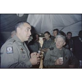 ImagesDéfense - Le général Imbot et le lieutenant-colonel Dubois, Beyrouth.